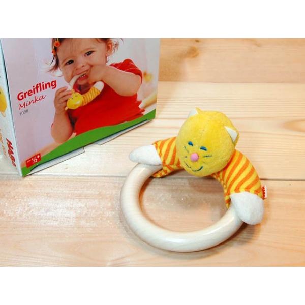 木製ラトルに布製のかわいい子ネコがついてお子様の興味を引きます。ヨーロッパ安全基準のCEマーク取得済みで安心です。メーカー　ハバ（HABA）メーカー国　ドイツサイズ　12cm対象年齢　6ヶ月〜※パッケージに凹みやスレがある場合がございます。...