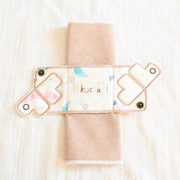 【kucca】とはkucca(クッカ)とは、店主のモロイ氏が自身の妊娠、出産、育児を通して、実際にしようする赤ちゃんとママの気持ちになって企画、制作された布おむつブランドから生まれた、布ナプキンシリーズ。不快感による肌ストレスや、石油系ポリ...