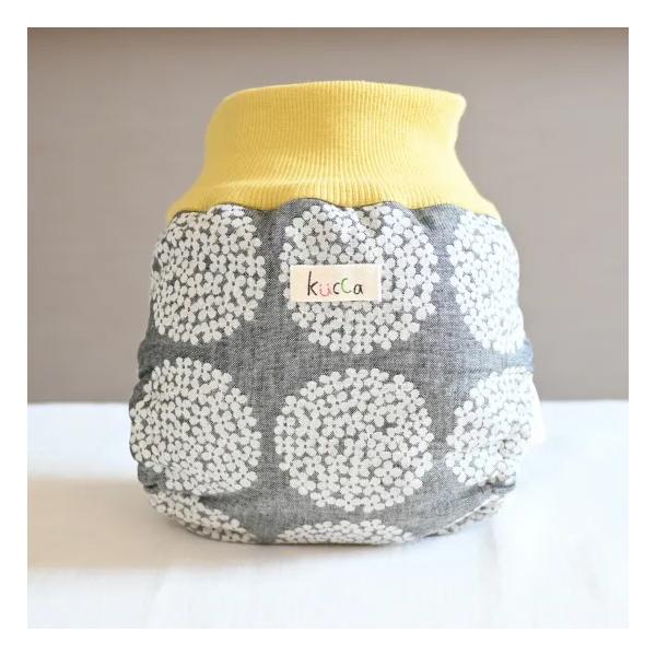 【kucca】とはkucca(クッカ)とは、店主のモロイ氏が自身の妊娠、出産、育児を通して、実際にしようする赤ちゃんとママの気持ちになって企画、制作されたすべてがオリジナル商品。おむつは赤ちゃんが「毎日ずっとつけている」もの。そのストレスは...