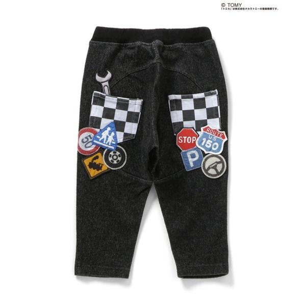 ■　トミカコラボ ワッペン付きパンツ　■後ろ姿まで楽しい！「トミカ」モチーフのワッペンがたっぷりついたパンツが登場！チェッカーフラッグ柄のポケットや「トミカホイール」の刺繍など、細部まで楽しいデザインが魅力的★小さいお子様でも動きやすいサル...