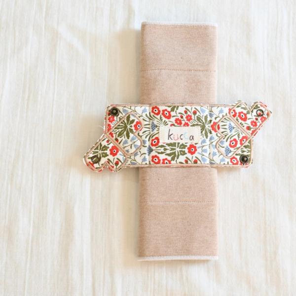 【kucca】とはkucca(クッカ)とは、店主のモロイ氏が自身の妊娠、出産、育児を通して、実際にしようする赤ちゃんとママの気持ちになって企画、制作された布おむつブランドから生まれた、布ナプキンシリーズ。不快感による肌ストレスや、石油系ポリ...