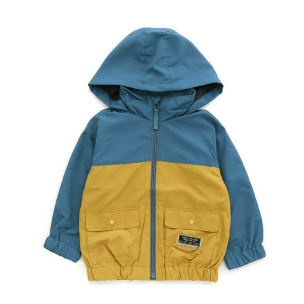 エフオーキッズから、ウィンドブレーカーの登場！撥水加工が施され、頭がスッポリ隠れる程の大きなフードが特徴的。使わない時には襟に収納することが出来ます。裾部分・袖部分はゴムが入り。※水をはじきやすい加工をしています。撥水加工は永久的なものでは...