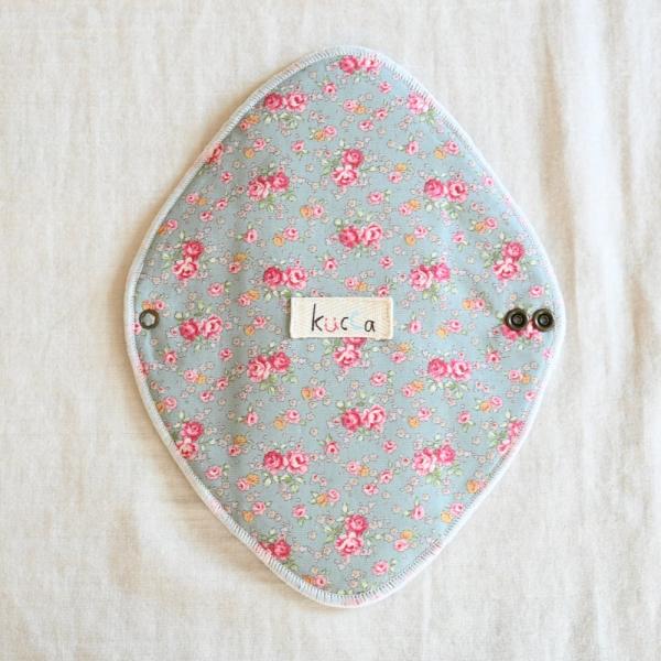 【kucca】とはkucca(クッカ)とは、店主のモロイ氏が自身の妊娠、出産、育児を通して、実際にしようする赤ちゃんとママの気持ちになって企画、制作された布おむつブランドから生まれた、布ナプキンシリーズ。不快感による肌ストレスや、石油系ポリ...