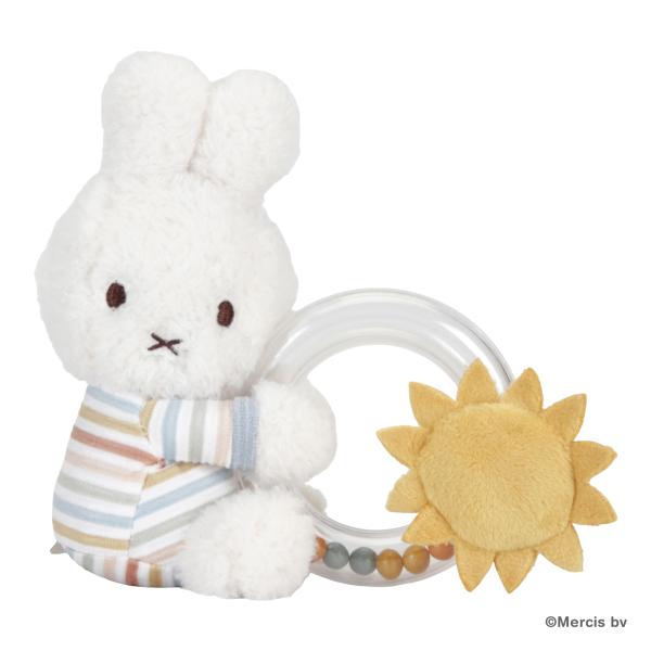 【miffy x Little Dutch リングラトル ヴィンテージサニーストライプ】ヴィンテージサニーストライプ柄のミニチュアぬいぐるみがついた、小さな手でにぎりやすいラトル。透明ラトルの中の色とりどりの小さなボールがカラカラ動いて楽し...