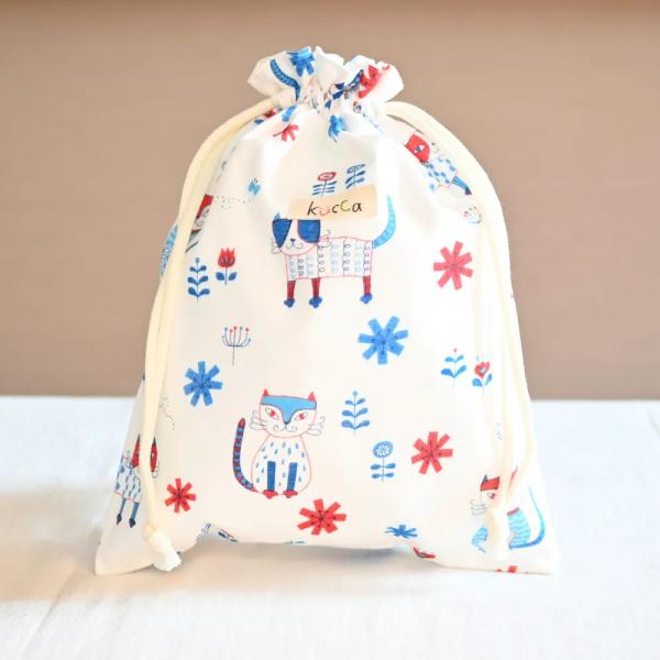 外出時には特に重宝します！一個は持っておきたい、防水きんちゃくポーチ♪内側は防水シートなので、濡れたおむつだけでなく、水着や濡れてしまった汚れもののお洋服など入れにご使用出来ます。使用している防水布は水も持ち運べてしまうくらいの防水力。安心...