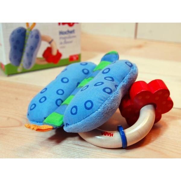 リングとちょうちょが面ファスナーで取り外しできるラトル。羽の中に「ぱりぱり音」と「コロコロしたもの」が入っていてお子様の興味を誘います。ヨーロッパ安全基準のCEマーク取得済みで安心です。メーカー　ハバ（HABA）メーカー国　ドイツサイズ　1...