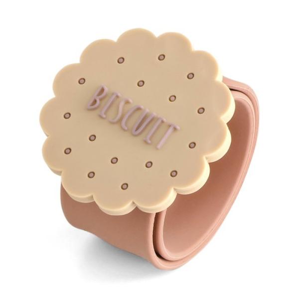 腕にパチッとするだけでクルっと簡単に巻き付き、小さなお子様でもカンタン装着♪虫の嫌いな香りで虫を寄せ付けません。お気に入りのモチーフを見つけてね♪■使用精油成分　ミント・シトロネラ■サイズ【バンド】縦22.5cm×幅2cm【モチーフ】直径4...