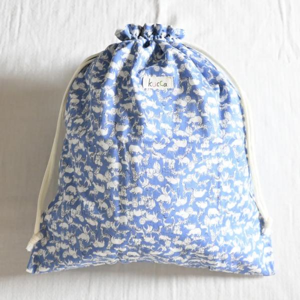 外出時には特に重宝します！一個は持っておきたい、防水きんちゃくポーチ♪内側は防水シートなので、濡れたおむつだけでなく、水着や濡れてしまった汚れもののお洋服など入れにご使用出来ます。使用している防水布は水も持ち運べてしまうくらいの防水力。安心...