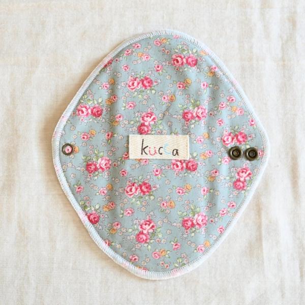 【kucca】とはkucca(クッカ)とは、店主のモロイ氏が自身の妊娠、出産、育児を通して、実際にしようする赤ちゃんとママの気持ちになって企画、制作された布おむつブランドから生まれた、布ナプキンシリーズ。不快感による肌ストレスや、石油系ポリ...