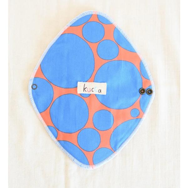 【kucca】とはkucca(クッカ)とは、店主のモロイ氏が自身の妊娠、出産、育児を通して、実際にしようする赤ちゃんとママの気持ちになって企画、制作された布おむつブランドから生まれた、布ナプキンシリーズ。不快感による肌ストレスや、石油系ポリ...