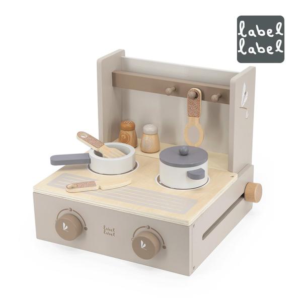 お鍋や包丁、フライ返しなど、おままごと遊びがさらに楽しくなる道具が詰まったボリューム満点のキッチンセット。コンロのつまみを動かすとカチカチ音がなったり、上の棚を外すとアイランドキッチンにして遊べるなど、お子様の好奇心や遊び心をくすぐる仕掛け...