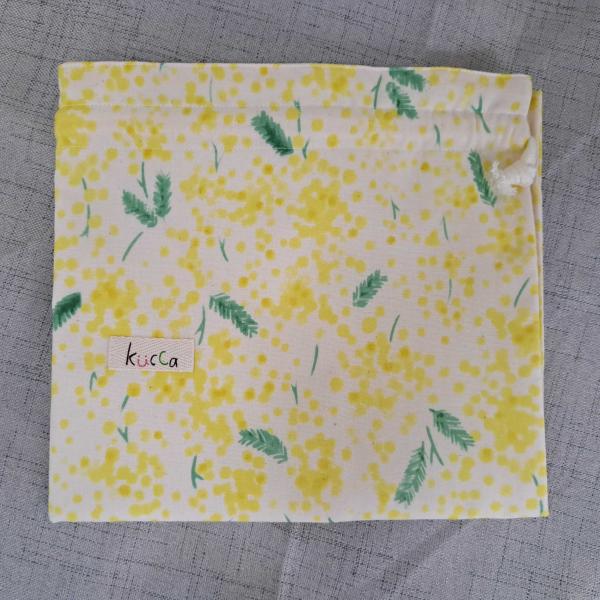 外出時には特に重宝します！一個は持っておきたい、防水きんちゃくポーチ♪内側は防水シートなので、濡れたおむつだけでなく、水着や濡れてしまった汚れもののお洋服など入れにご使用出来ます。使用している防水布は水も持ち運べてしまうくらいの防水力。安心...