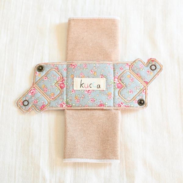 【kucca】とはkucca(クッカ)とは、店主のモロイ氏が自身の妊娠、出産、育児を通して、実際にしようする赤ちゃんとママの気持ちになって企画、制作された布おむつブランドから生まれた、布ナプキンシリーズ。不快感による肌ストレスや、石油系ポリ...