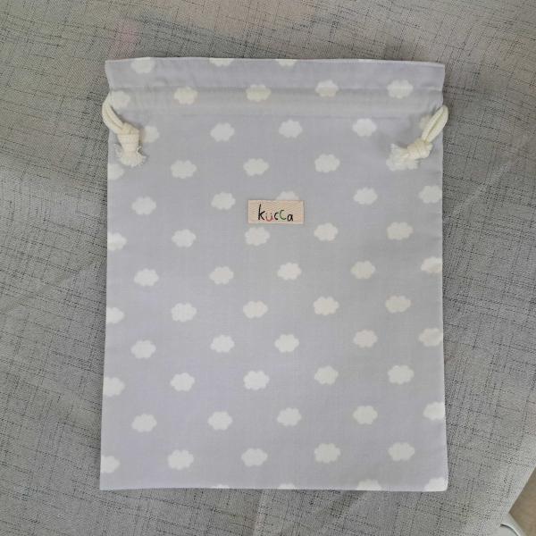 外出時には特に重宝します！一個は持っておきたい、防水きんちゃくポーチ♪内側は防水シートなので、濡れたおむつだけでなく、水着や濡れてしまった汚れもののお洋服など入れにご使用出来ます。使用している防水布は水も持ち運べてしまうくらいの防水力。安心...