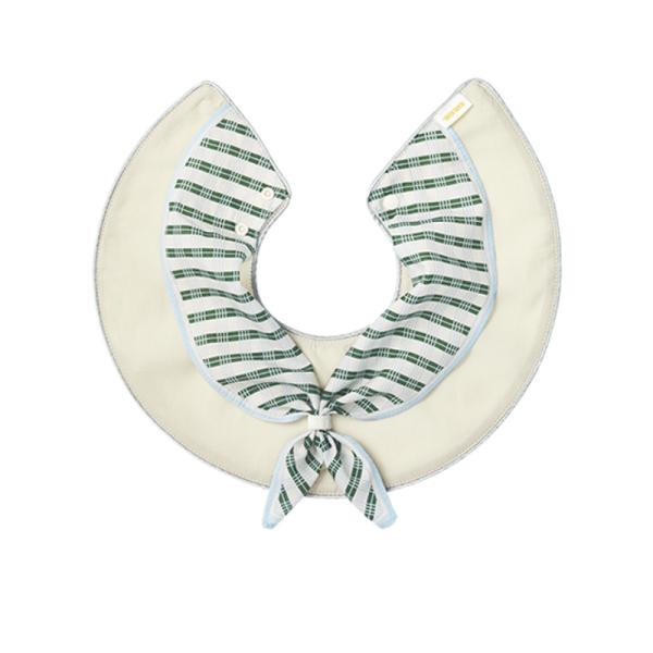 ■ deco voilier ■爽やかなジオメトリック柄のスカーフが目を引くスタイです。デザインの由来はフランス語で”帆船”を意味するvoilier。グリーンとブルーのチェック柄のスカーフは、マリンルックのコーディネートにもぴったり。本当に...