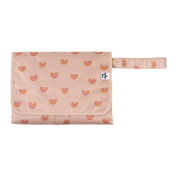 おむつ替えにこれひとつ！おむつ替えマット×おむつポーチの2wayアイテムが登場。収納もたっぷりで、おむつやおしりふき、ごみ袋、着替えなど…かさばるものをひとまとめ！他にもこんな機能があります！・ふんわりクッション入り・濡れても安心、防水加工...