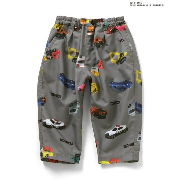 ■　トミカコラボミニカー転写柄ワイドパンツ　■「トミカ」ミニカーの写真がたっぷりプリントされた、転写柄のワイドパンツが登場★トレンドのサーカスパンツのシルエットが、かわいさと動きやすさを両立♪後ろには「トミカ」ロゴのシリコンパッチがついてい...
