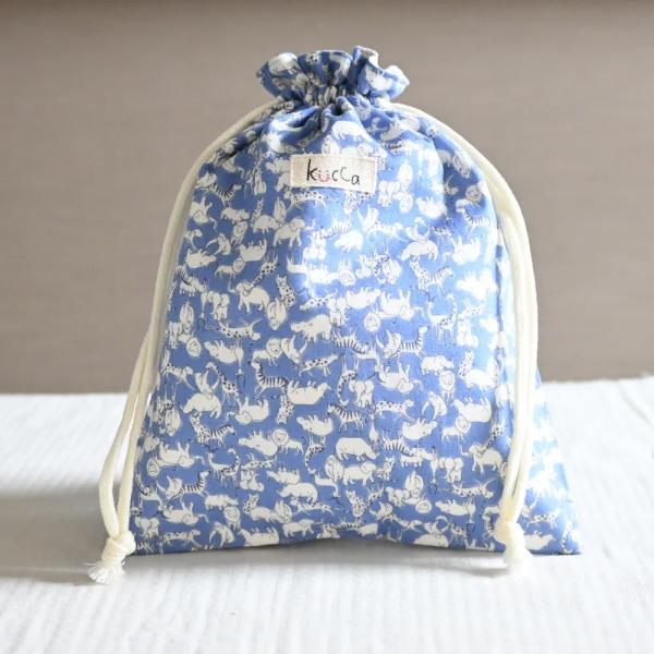 外出時には特に重宝します！一個は持っておきたい、防水きんちゃくポーチ♪内側は防水シートなので、濡れたおむつだけでなく、水着や濡れてしまった汚れもののお洋服など入れにご使用出来ます。使用している防水布は水も持ち運べてしまうくらいの防水力。安心...