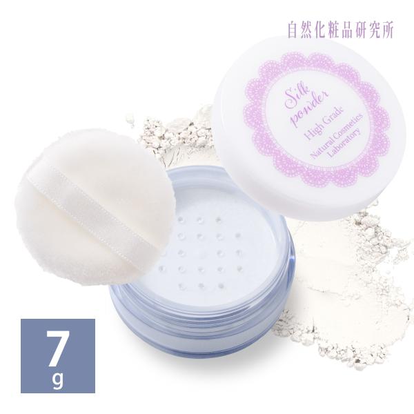 【発売日：2025年04月12日】メイクも、素肌ケアも、これひとつでOKシルクパウダーは多機能フェイスパウダーです。マットな質感で皮脂を抑えて化粧崩れを防ぎ、毛穴をぼかしてなめらかな肌に仕上げます。さらに、透明仕上がりなので、重ねて使用する...