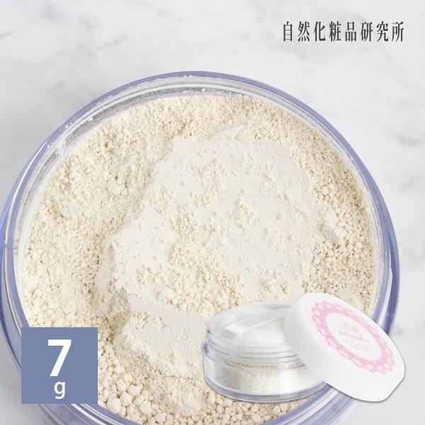 絹からフィブロインを抽出した100%フィブロインのシルクパウダーです。絹繊維の主体成分である、絹フィブロインと呼ばれる高分子のタンパク質からできています。人間の皮膚に似たアミノ酸組成なので、お肌に優しく、よく馴染みます。 日中のテカリや化粧...