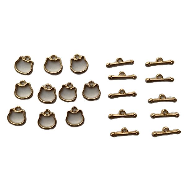 10個です。猫型パーツ（10個）とバー（10個）のセットです。サイズ　猫型約10ｍｍ バー：15ｍｍ　厚み：1.7ｍｍ材質：合金