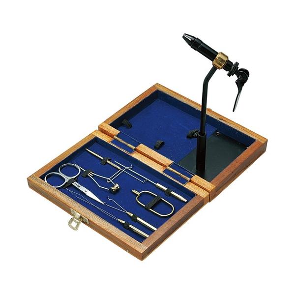 【商品概要】コンパクトに収納可能な木箱入りバイス&amp;ツールセット。セット内容：バイス/スレッダー/ハックルプライヤー/ダビングツイスター/ウィップフィニッシャー/シザース/ボビンホルダー/ハーフヒッチ&amp;ボドキン。サイズ：12....