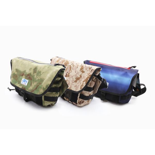 【商品名】LINHA リーニア　（フィールドシティー） ミニメッセンジャー　（カラー：デザートカモ）定価8250円【商品内容】●釣行に丁度良いサイズ感のメッセンジャーバッグです。右掛け・左掛けの両方で使用する事を想定して設計。フラップを開か...