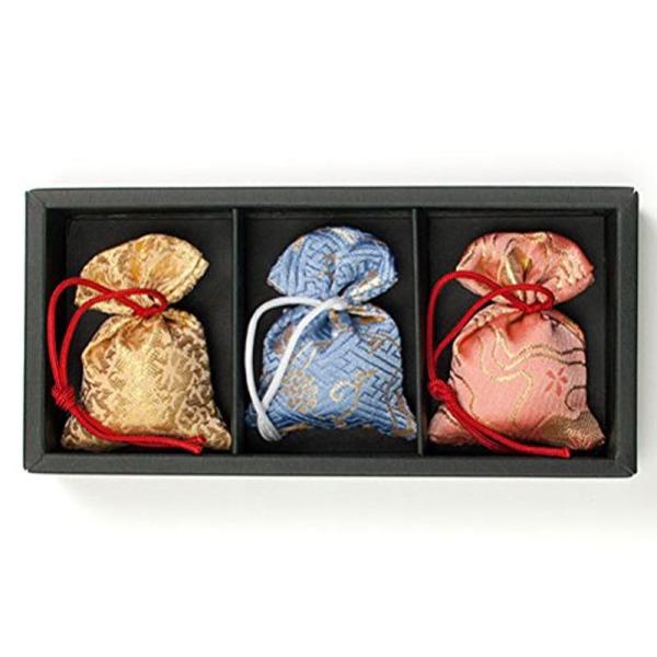 【商品名】　匂い袋 誰が袖 極品 3個入 松栄堂 511113 Shoyeido 【商品説明】　 【サイズ】　高さ : 3.20 cm　横幅 : 7.80 cm　奥行 : 16.30 cm　重量 : 80.0 g　※梱包時のサイズとなります...