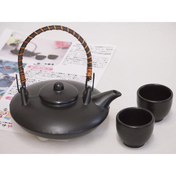 【商品名】　黒千代香セット（国産美濃焼）２客ツル付き ●製造の都合上、釉ムラ、釉ダレがございます。■黒千代香 仕様 素材 陶器 サイズ 14.5×16.5×Ｈ7ｃｍ 重量 350ｇ(ツル付) 容量 約400ｃｃ ■カップ 仕様 素材 陶器 ...