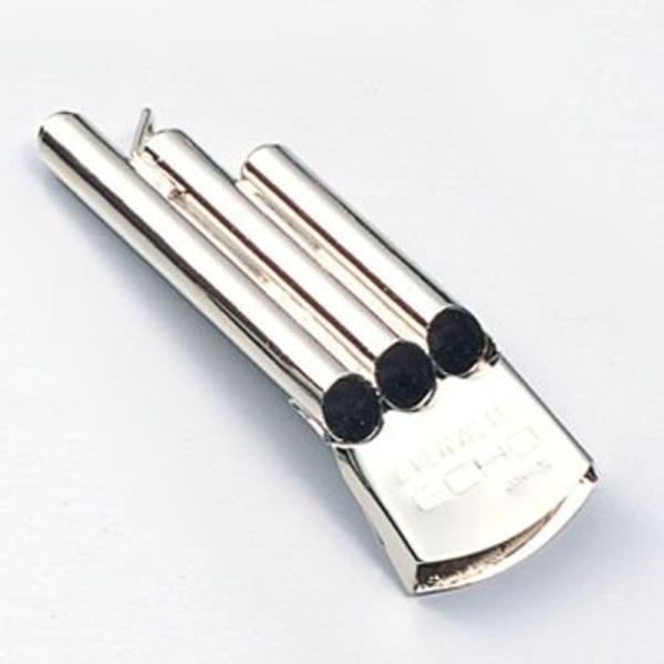 【商品名】　エバニュー(EVERNEW) 三管笛（1個） EKB205 【商品説明】　 【サイズ】　高さ : 1.40 cm　横幅 : 5.20 cm　奥行 : 9.80 cm　重量 : 10.0 g　※梱包時のサイズとなります。商品自体の...