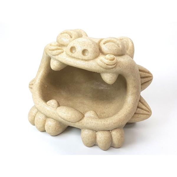 【商品名】　大笑い福 シーサー 白 【商品説明】　・サイズは縦約8.5cm×横約12cm×奥行き約11cmです (多少の誤差はご容赦下さい)・大きく口を開けて微笑むシーサーです。琉球石灰岩風(素材は樹脂です)の柔らかな質感で仕上げてあります...