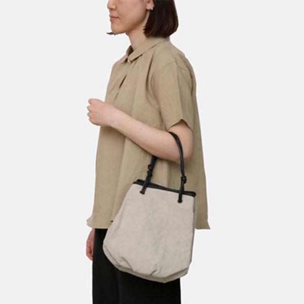 材質:・本体表地：麻69％、綿31％・本体裏地：綿100％・持ち手：牛革・本体口部分：豚革（日本製）原産国名:日本販売者:ティーライフ株式会社 EC営業部 東京オフィス Lifeit東京都目黒区青葉台3-10-1 1階サイズ／重量:・サイズ...