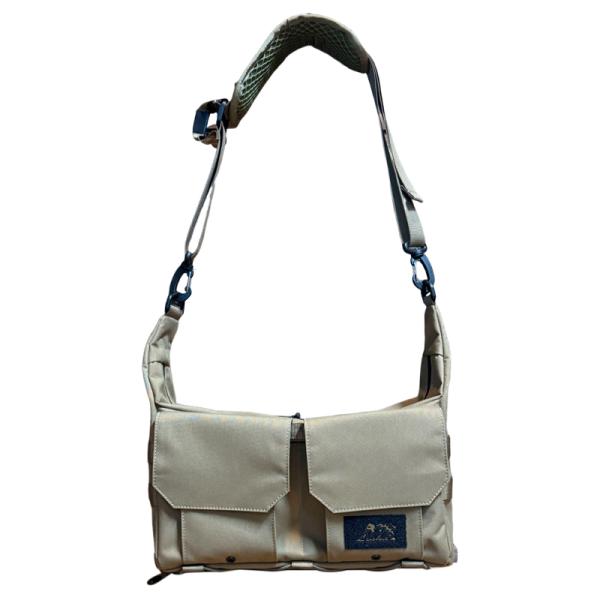 ■サイズ:9L ■カラー:KHAKI ■ジャンル:タックルボックス・収納/タックルバッグ/ショルダーバッグ ■メーカー: LINHA(リーニア) 【商品カテゴリ】■カラー:●グリーン系(t170) ○関連ワード:釣り具 釣具 つり具 持ち運...