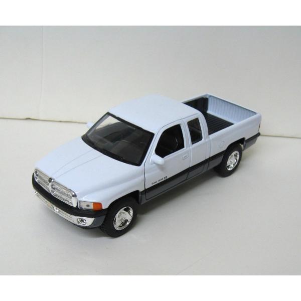 WELLYDodge Ram Quad Cab 1500 Sprot ダッジ ラム ホワイト1/24 スケールダイキャストメタル＆プラスティックパーツドアやテールゲートが開閉します車の長さ約20センチ一台ずつのパッケージはありません。梱包材...
