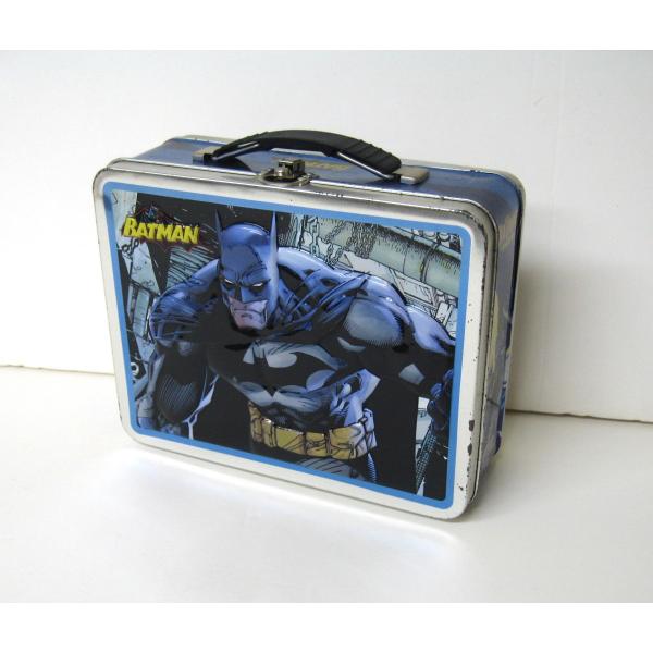 THE TIN BOX COMPANYバットマン ダークナイトTIN BOX ミニ トランクサイズ：約19×15×7センチ片面はエンボス加工のデザインですUS輸入品【訳あり】倉庫に保管していましたが、年月経過のため、縁が擦れて塗装がはがれて...