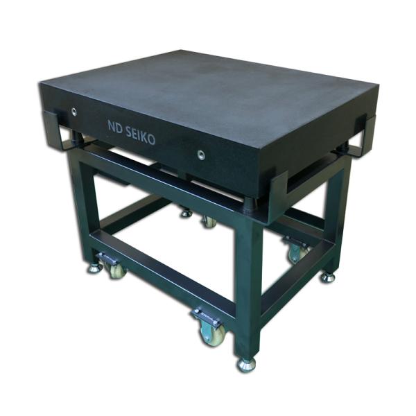 型番: NDS00-009S-1075●石定盤サイズ：1000ｘ750ｘ150mm精度：JIS00級　平面度：3μm重量≒338kg検査成績書：有吊りボルト4個付(M16)●専用架台溶接一体構造キャスター付高さ調整の範囲：800ｍｍ〜850...