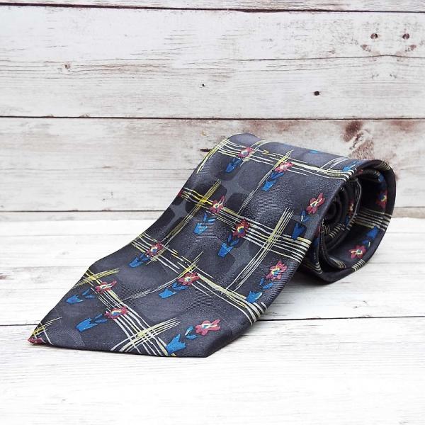 【商品説明】・EMILE　TRAHANのピクチャーデザインのネクタイです。・非対称なお花のデザインに、透かし柄が入ったオシャレな１本です。・さらっとした柔らかい肌触りが◎　遊び心のあるネクタイをお探しの方にお薦めです！【商品詳細】・状態：　...