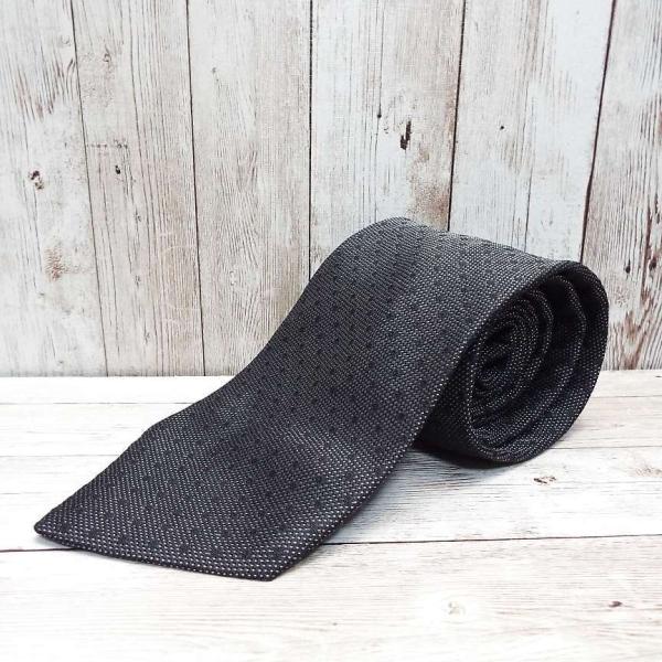 ♪当店の商品は【全商品暗室＆非喫煙ルーム保管】です♪【商品説明】・創業から50年以上になる株式会社ホビーのシックな大人ネクタイ。・シルクの艶感のあるブラックをベースに同色のドット柄を配置。・ブラックスーツに合わせると、ワンランク上のお洒落が...