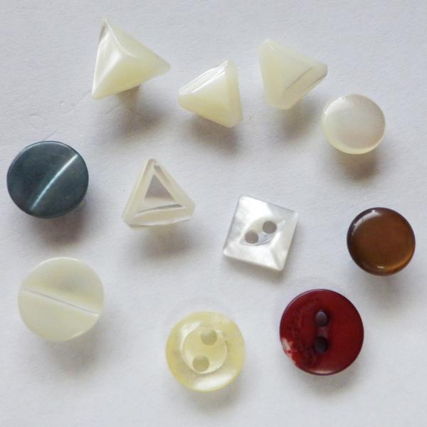 お人形用　ブライス　アンティークドール用　ヴィンテージボタンアソート　最大サイズ8.7ｍｍ　最小サイズ7.5ｍｍ　合計11個を送料無料で、クリックポストでお送りします。全てヨーロッパのヴィンテージボタンです。それぞれの製作国は不明ですが間違...