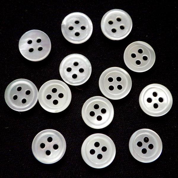 ヴィンテージ　シェルボタン　4つ穴　サイズ10.2ｍｍ　13個を送料無料でクリックポストでお送りします。画像でお分かりの通り、表面は、全て同じ形状ですが、裏面は様々です。天然のシェルボタンなので、当然と言えば当然なのですが、現行作られている...