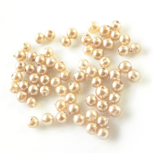 ミリアムハスケルMiriam Haskell　グラスパール約3ｍｍ　50個を送料無料でクリックポストでお送りします。ハスケルのパールには様々な色がありますが、こちらは代表的なシャンパンゴールドと呼ばれる色です。ゴールドといっても実際はゴール...