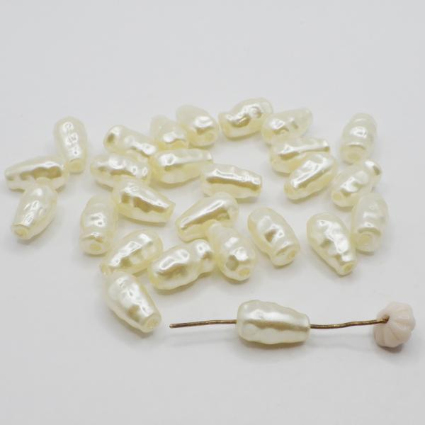 ミリアムハスケルMiriam Haskell　バロックパールオフホワイト　約9ｍｍｘ5ｍｍ　25個を送料無料で、クリックポストでお送りします。こちらは輝きも良く、形も不揃いのようで計算されています。軽いので、ガラスパールではなく樹脂パールだ...