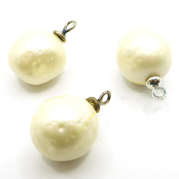 ミリアムハスケルMiriam Haskell　バロックグラスパール約11ｍｍ（パールのサイズ）片穴加工済み　3個を送料無料で、クリックポストでお送りします。こちらは保存状態は悪くはないのですが、もともとのヒートンの貼り付けに問題があります。...