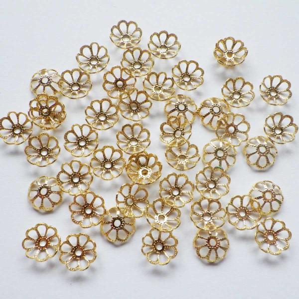 ハスケルの作品でよく見かけるビーズキャップ　18GPL　8ｘ8ｘ2.3ｍｍ　とてもお買得な50個1セット　おひとり様2袋までを送料無料で、クリックポストでお送りします。このビーズキャップは、ルシアンゴール後加工、未加工、24金加工、18金加...