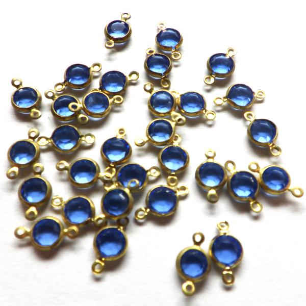 フレームガラス　シャネルタイプ　WG.1945年製　サファイア　　ブラス両穴　ストーンサイズ4.5ｍｍ　32個を送料無料でクリックポストでお送りします。お人形のネックレスにいかがでしょうか？勿論ピアス等作って頂いても可愛いです。復刻されたス...