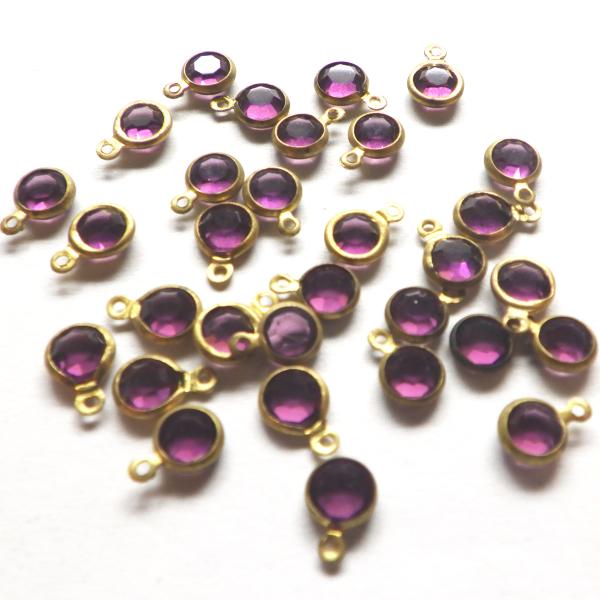 フレームストーン　シャネルタイプ　WG.1945年製　アメジストペンダントトップ　片穴　ストーンサイズ4.5ｍｍ　30個を送料無料で、クリックポストでお送りします。説明はo-32とほぼ同じですが、こちらは色を考慮して、金の加工はせずブラスの...