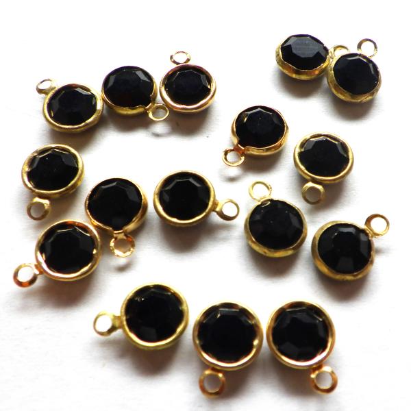 難ありです。 フレームガラス　シャネルタイプ　WG.1945年製　ジェットペンダントヘッド　片穴　ストーンサイズ7ｍｍ　16個を送料無料でクリックポストでお送りします。よーく見ると、ブラスのままのものの中に、10金くらいの加工をしたものが混...