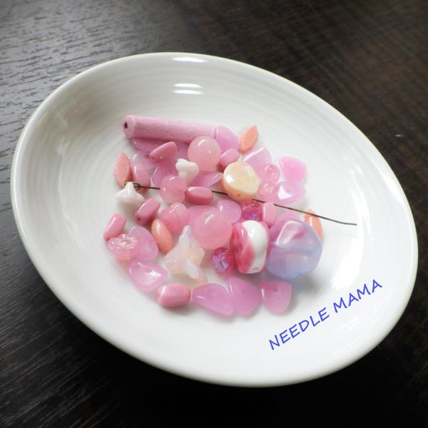 お皿のサイズは約10センチです。小さなサイズは約4〜5ｍｍです。最大サイズは26ｍｍｘ6.6ｍｍです。貴重な天然ピンクシェル15ｍｍｘ10ｍｍ（縦穴）が含まれています。USAで買い付けた涙型ですがカットが複雑で綺麗です。15種類ありますので...