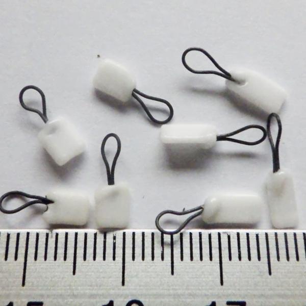 USAエジンバラより輸入　ハンドメイドガラス製品　歯　のセットです（製造国、メーカー不明）長3ｘ6ｍｍ　短3.5ｘ4.5ｍｍ　画像のセットを送料無料でクリックポストでお送りします。20年以上前のお品で、たぶんドイツ製のハンドメイドではないか...