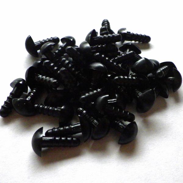 ぬいぐるみ用プラスチック鼻　9ｍｍｘ6ｍｍ　ストッパー無し　40個　20体分を送料無料でネコポスでお届けします。15センチ程度のぬいぐるみ、編みぐるみなど主に動物用の鼻のプラスチックパーツです。裏から止めるストッパーをつけないほうが、顔のラ...